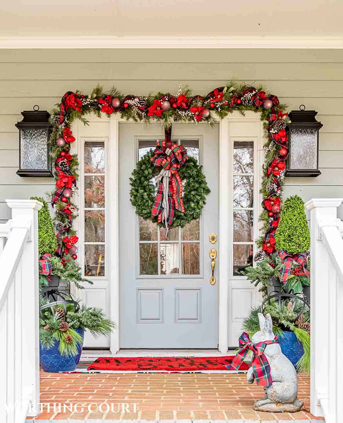 23 Swoon-Worthy Christmas Porch Decorations To Inspire